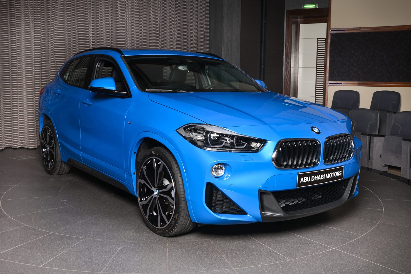 El BMW X2 sDrive20i azul Misano llega a Abu Dhabi - Blog de BMW