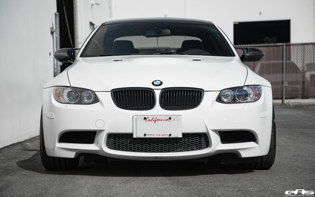 El BMW E92 M3 de color blanco alpino recibe algunas mejoras de posventa ...