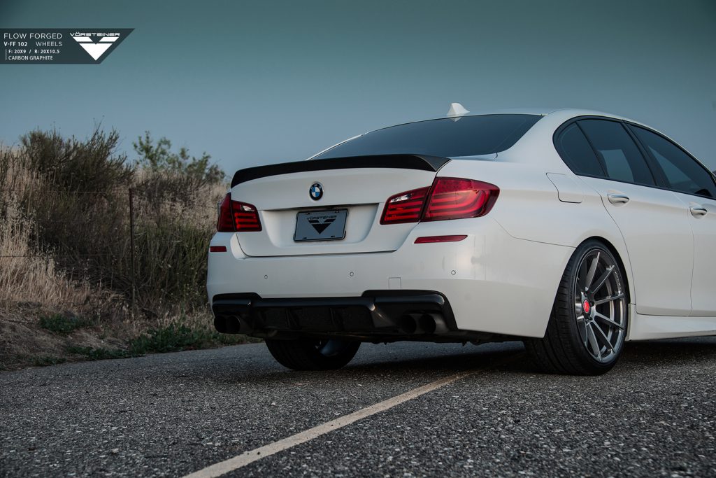 BMW Serie 5 blanco alpino con piezas aerodinámicas y llantas Vorsteiner ...