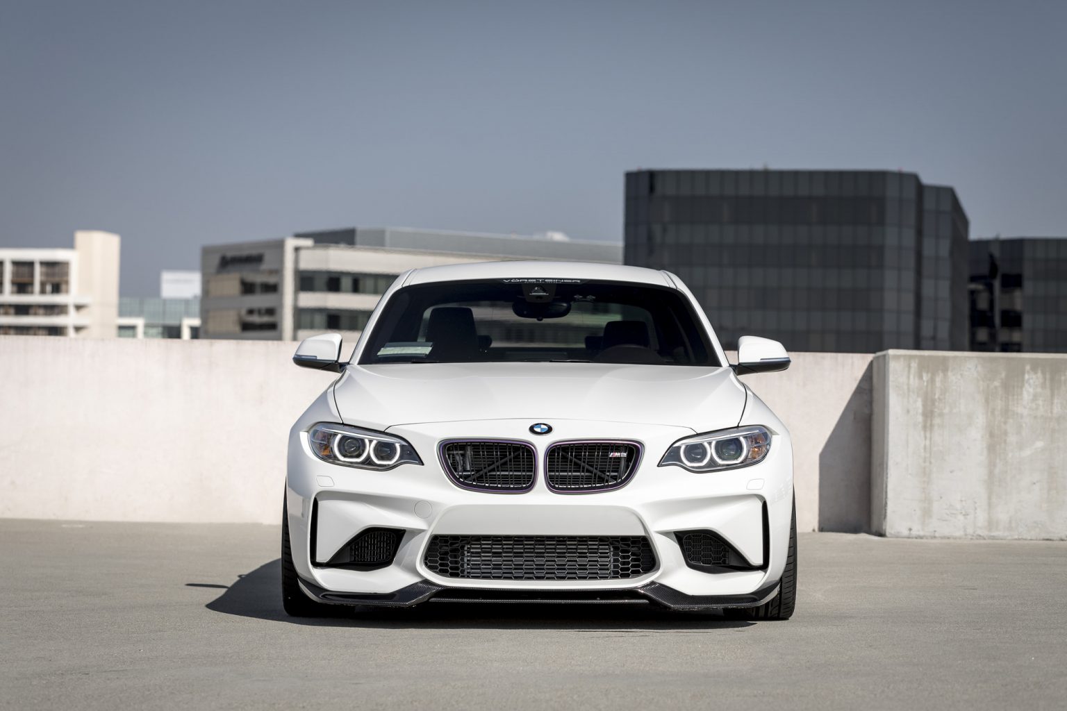 BMW M2 de color blanco alpino con llantas y aerodinámica de fibra de ...
