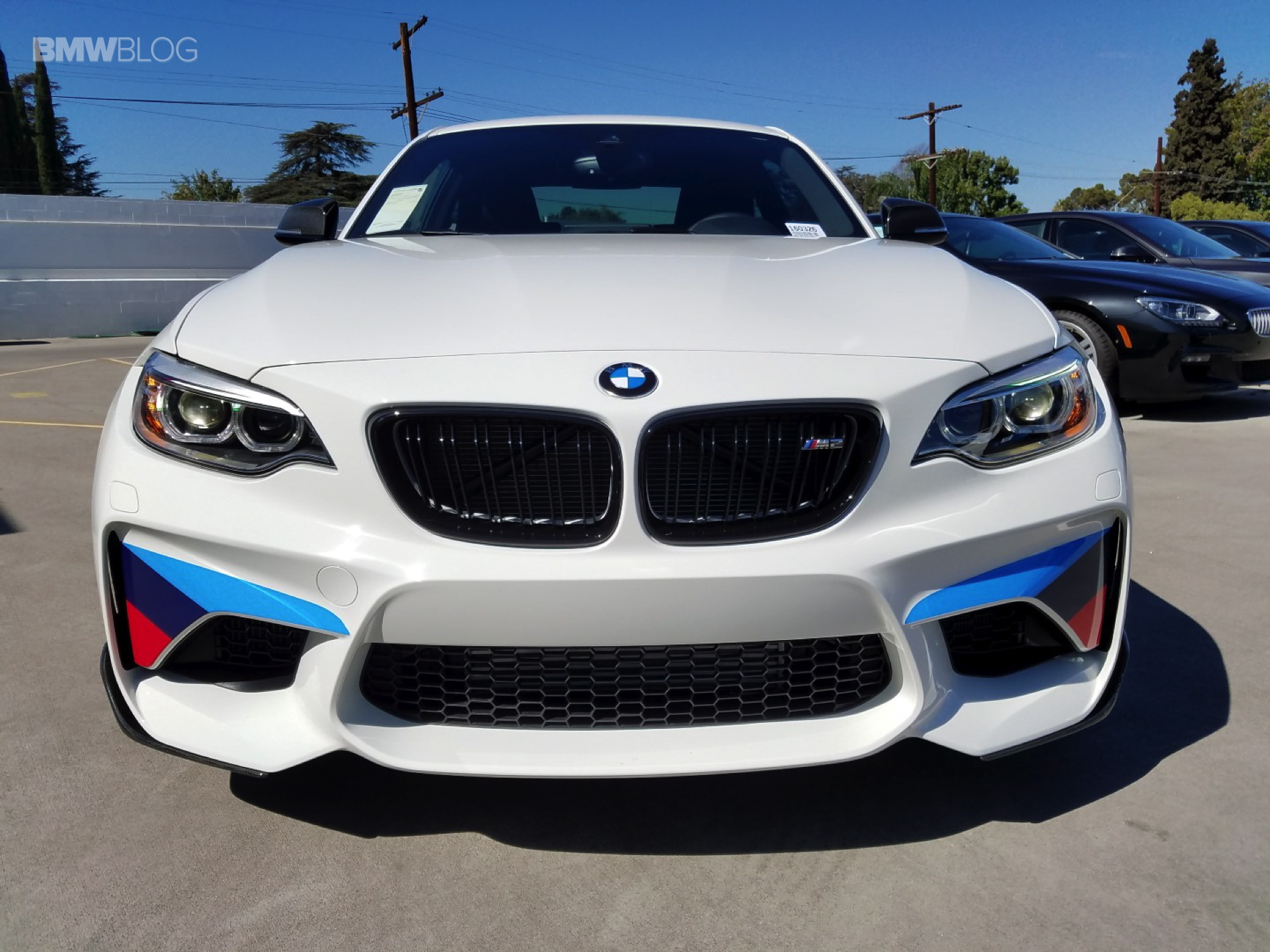 El BMW M2 blanco alpino se engalana con piezas M Performance - Blog de BMW