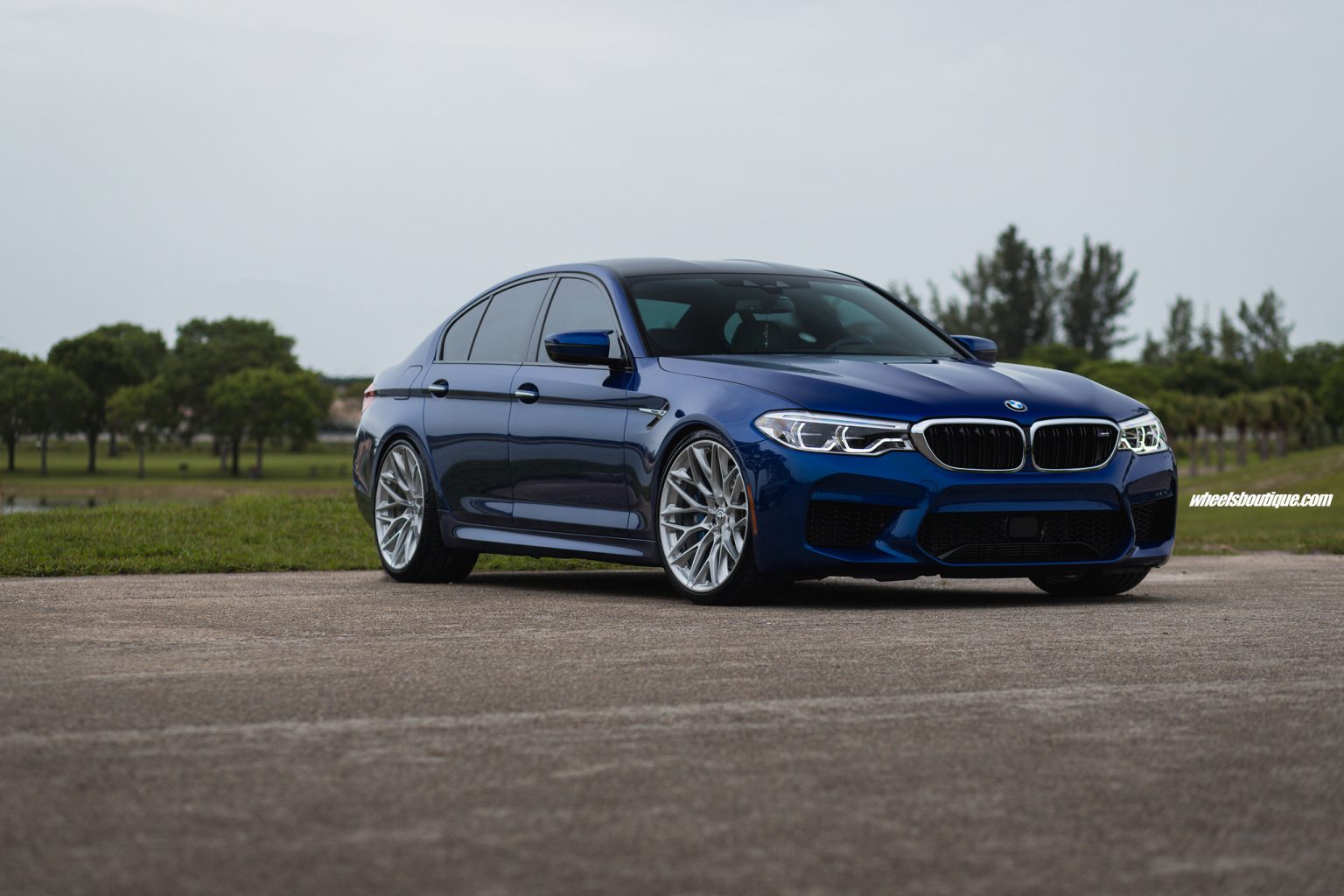Marina Bay Blue BMW F90 M5 con llantas HRE - Blog de BMW