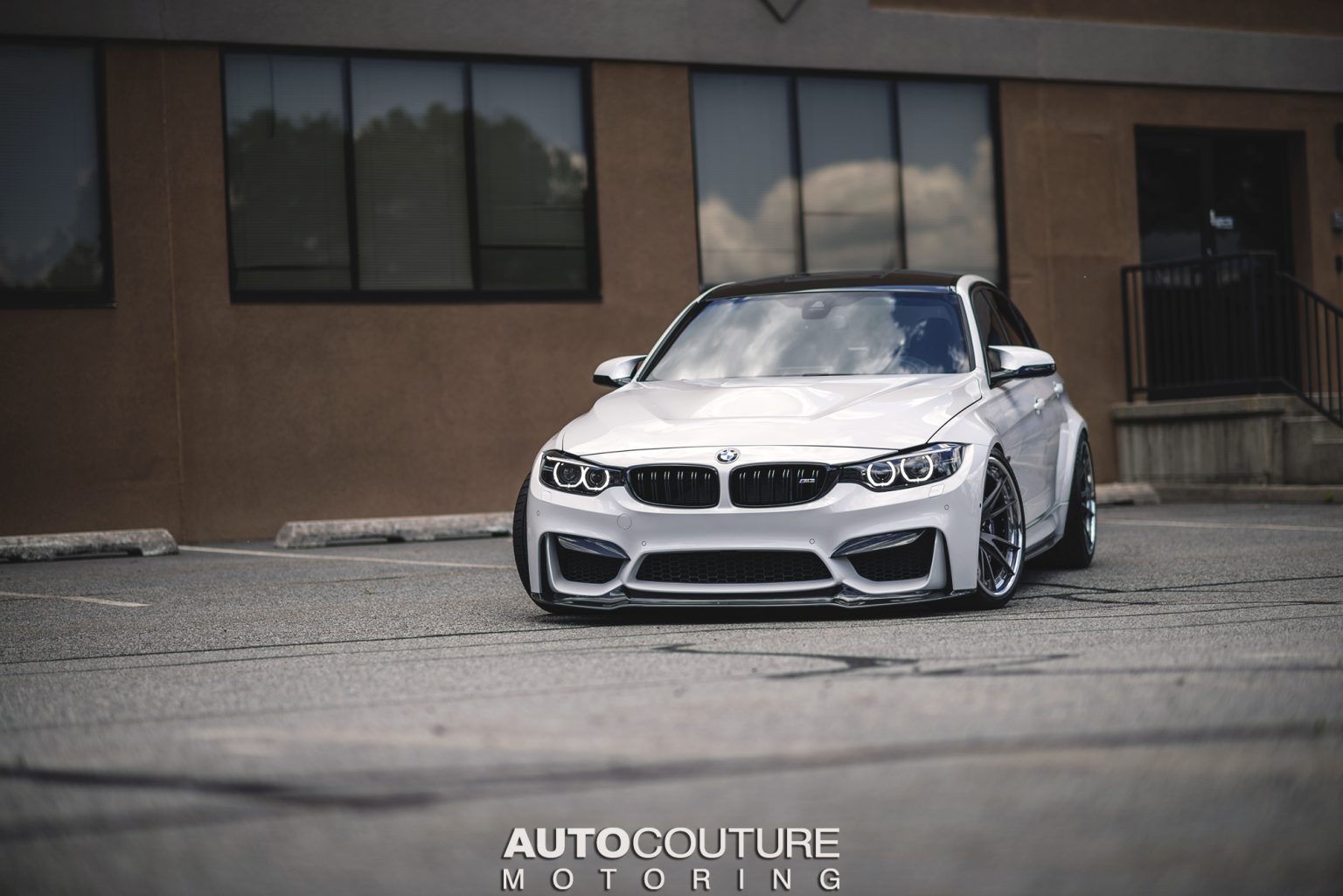 El BMW M3 blanco mineral recibe llantas HRE y otras modificaciones en ...
